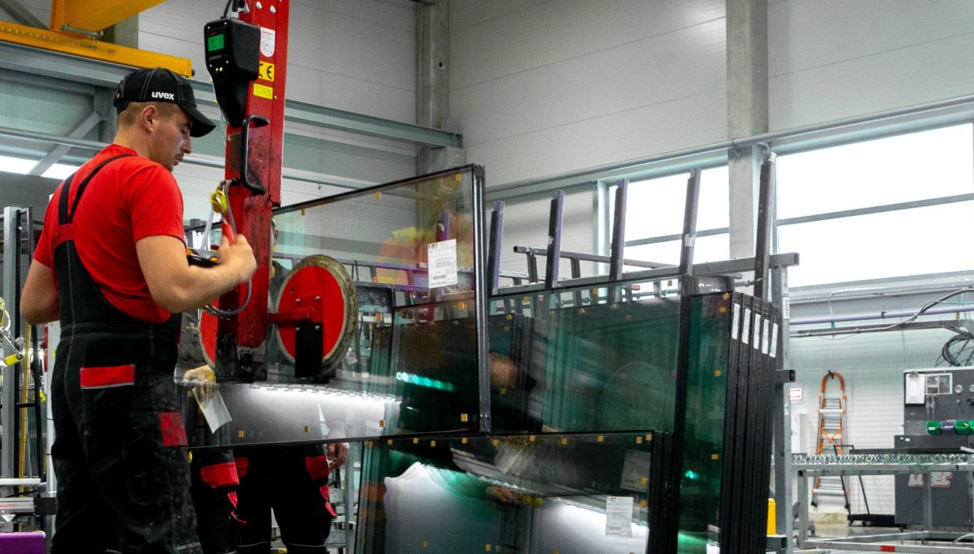 Kiek darbuotojų ir ko­dėl at­lei­džia „Glass LT“? | Alytaus naujienos