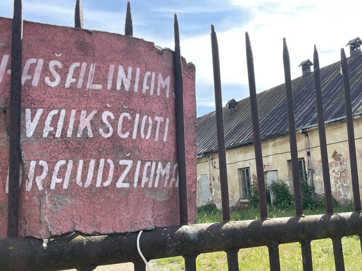 Aly­taus dvar­vie­tės mįs­lė: tu­ri­me iš­li­ku­sį pa­sta­tą ant se­nų ...