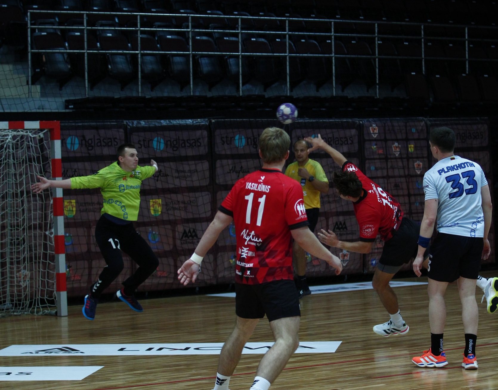 Dzūkai krito prieš čempionus su nepramušamu moldavu vartuose | Alytaus ...